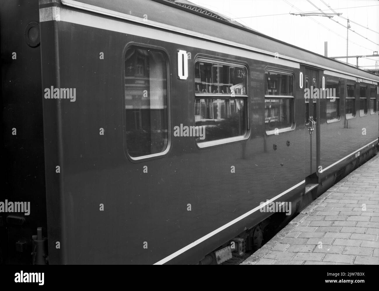 Image of the carriage no. A 6520 (Serie A 6501-6546, plan E) of the N.S. Along a platform of the ...