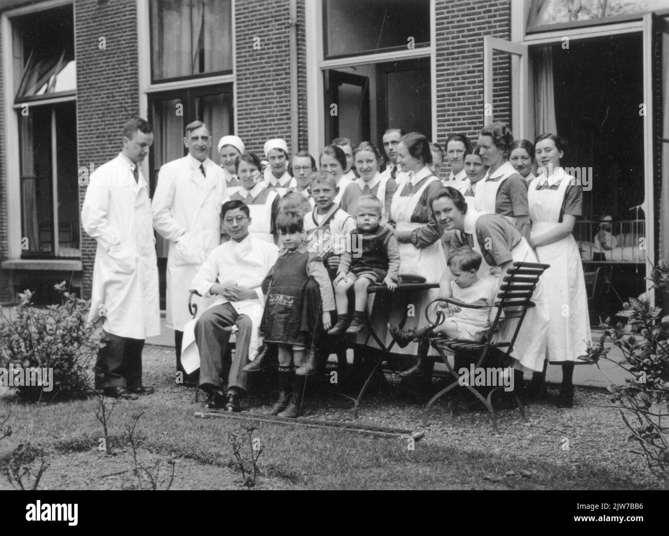 Group portrait of doctors, nurses and some patients from the Wilhelmina ...