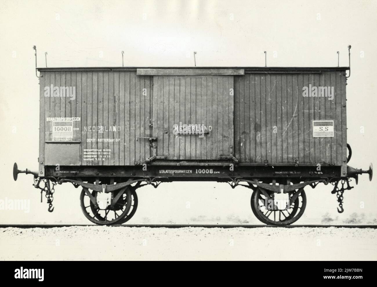 Image of the closed freight wagon no. 10008 of the Staatsspoorwegen (S ...