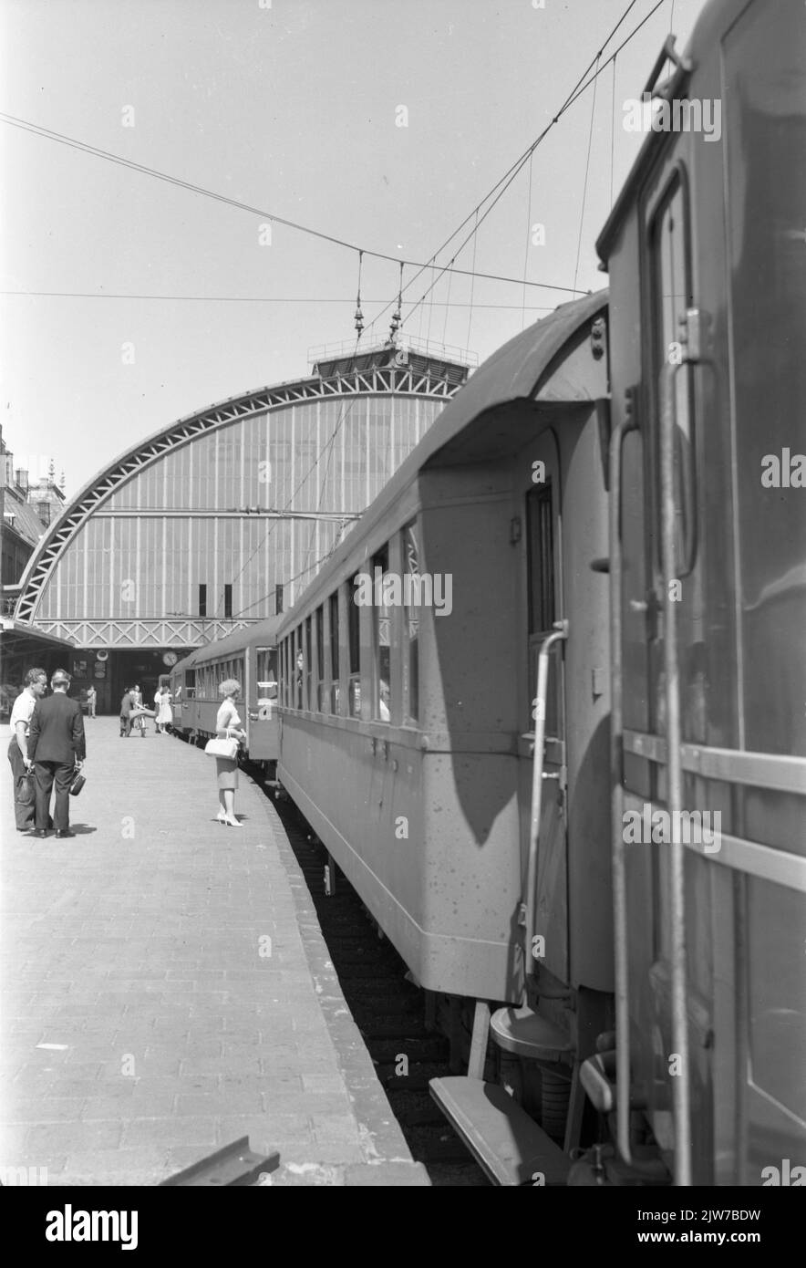 Image of an (international) train along the platform of the N.S ...