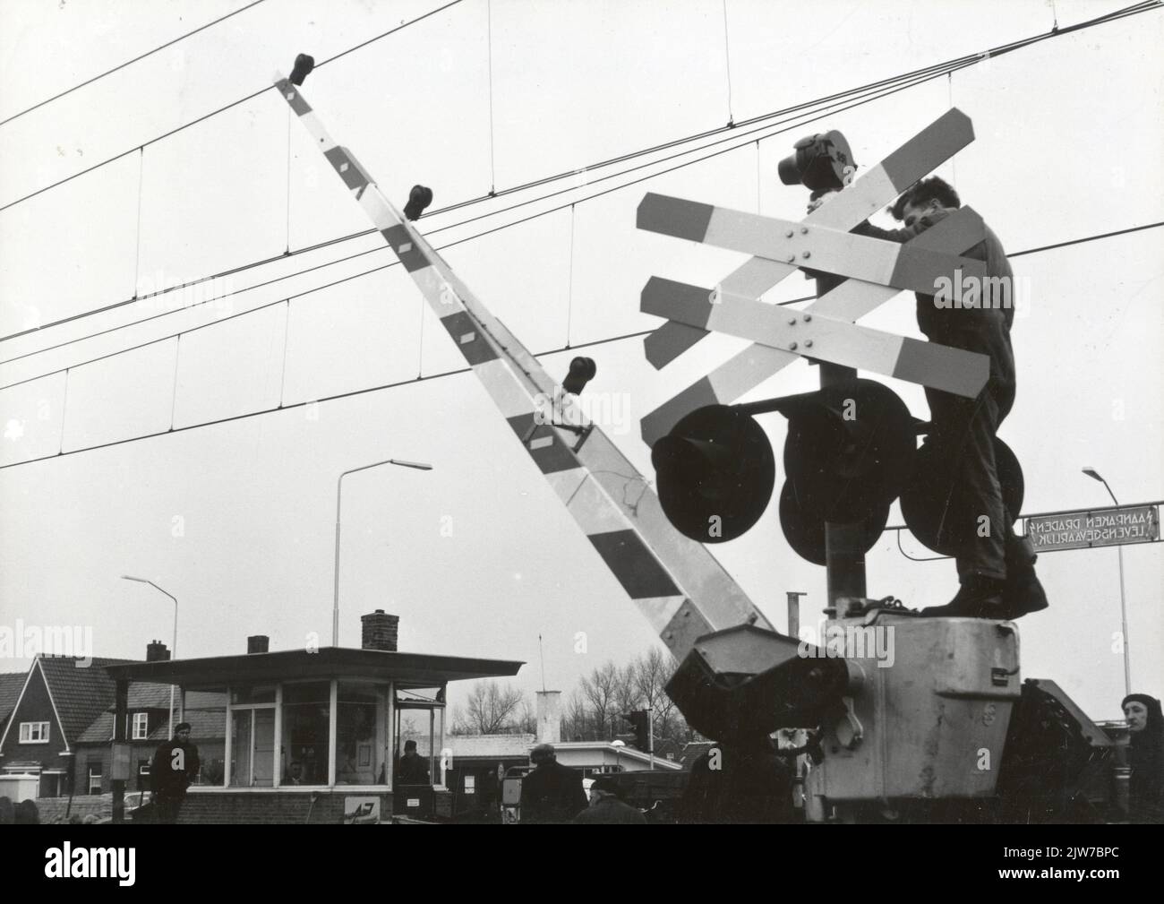 Image of placing an AHOB at the railway crossing in the Buys ...