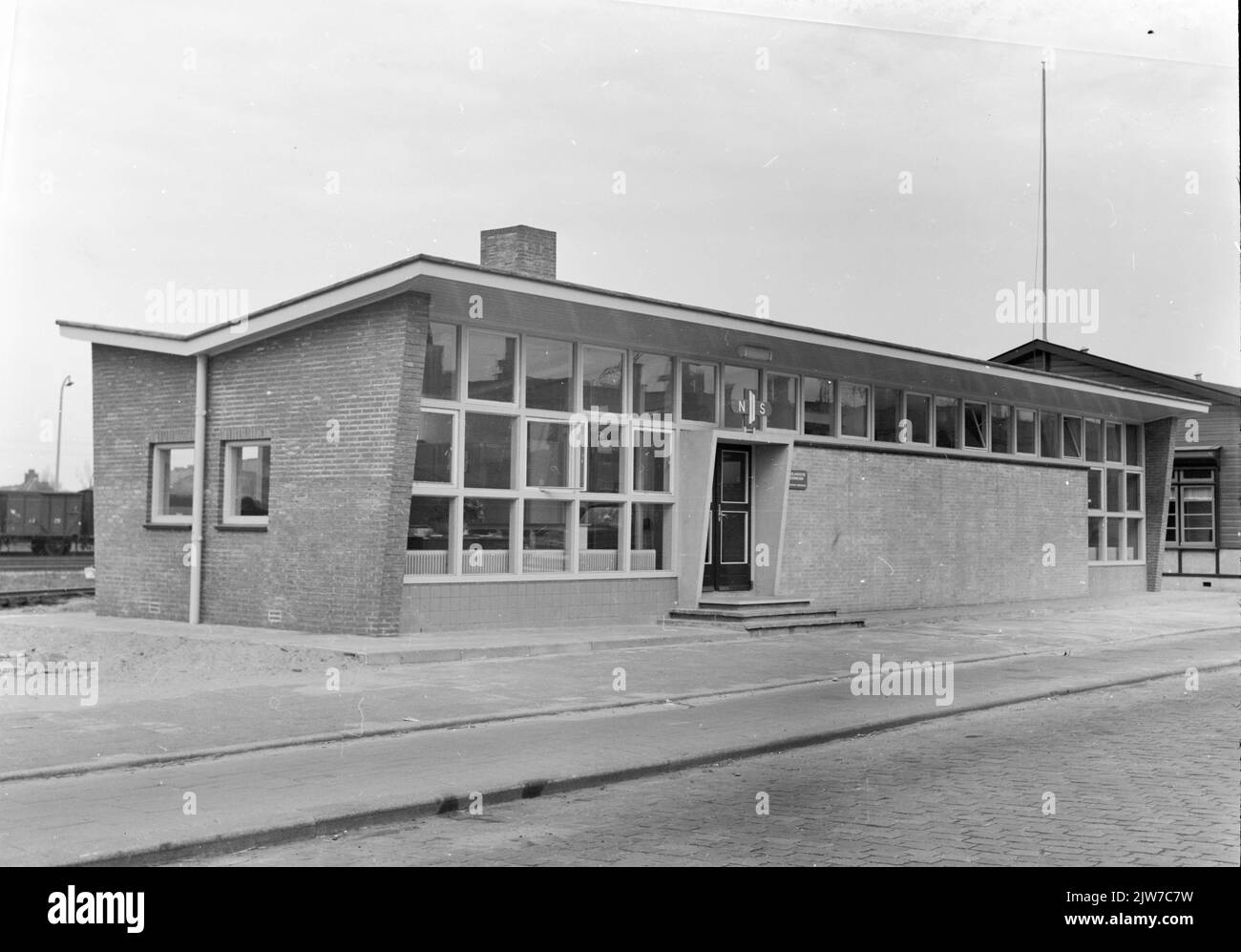 View of the service building of the N.S. At the yard on Marconistraat ...