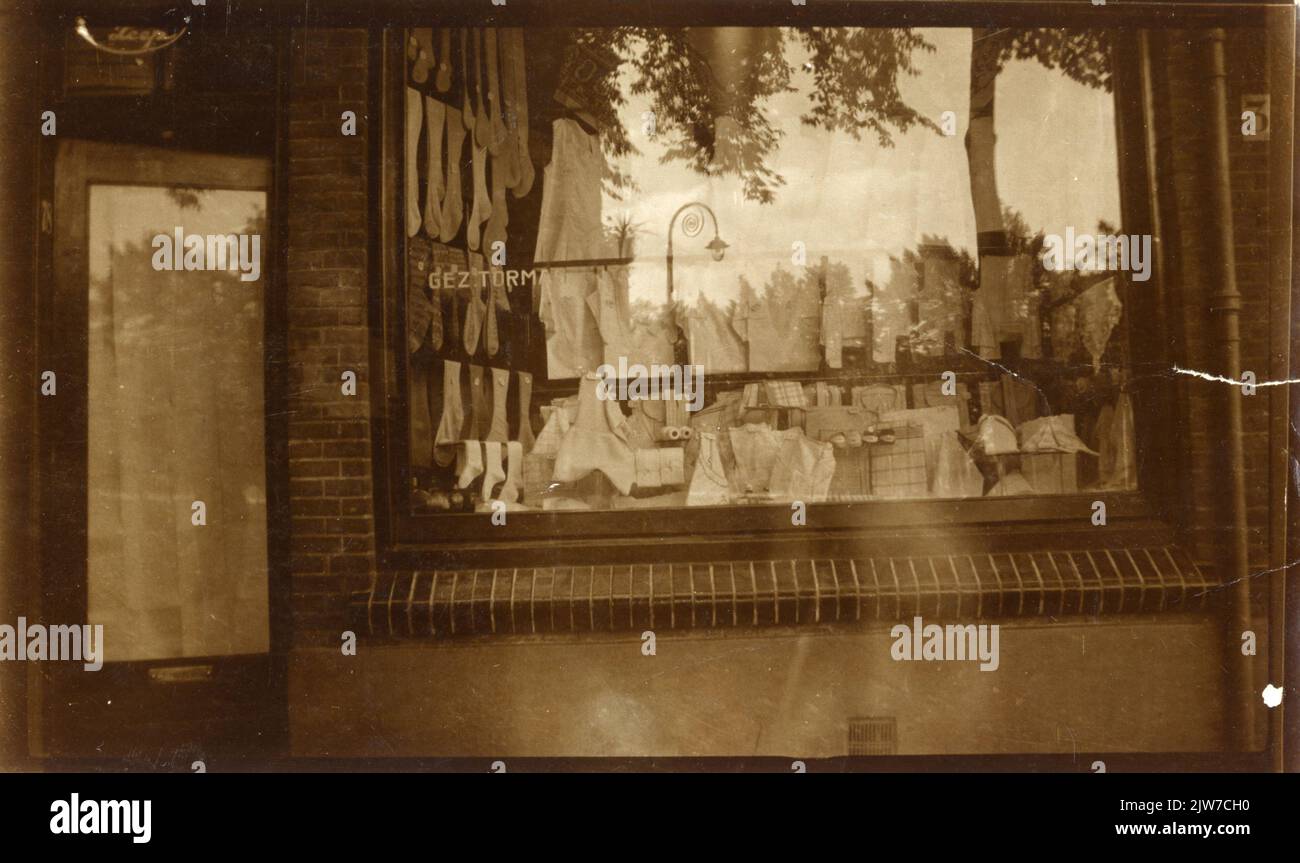 View of the shop window of the manufacture warehouse of the Gezusters ...
