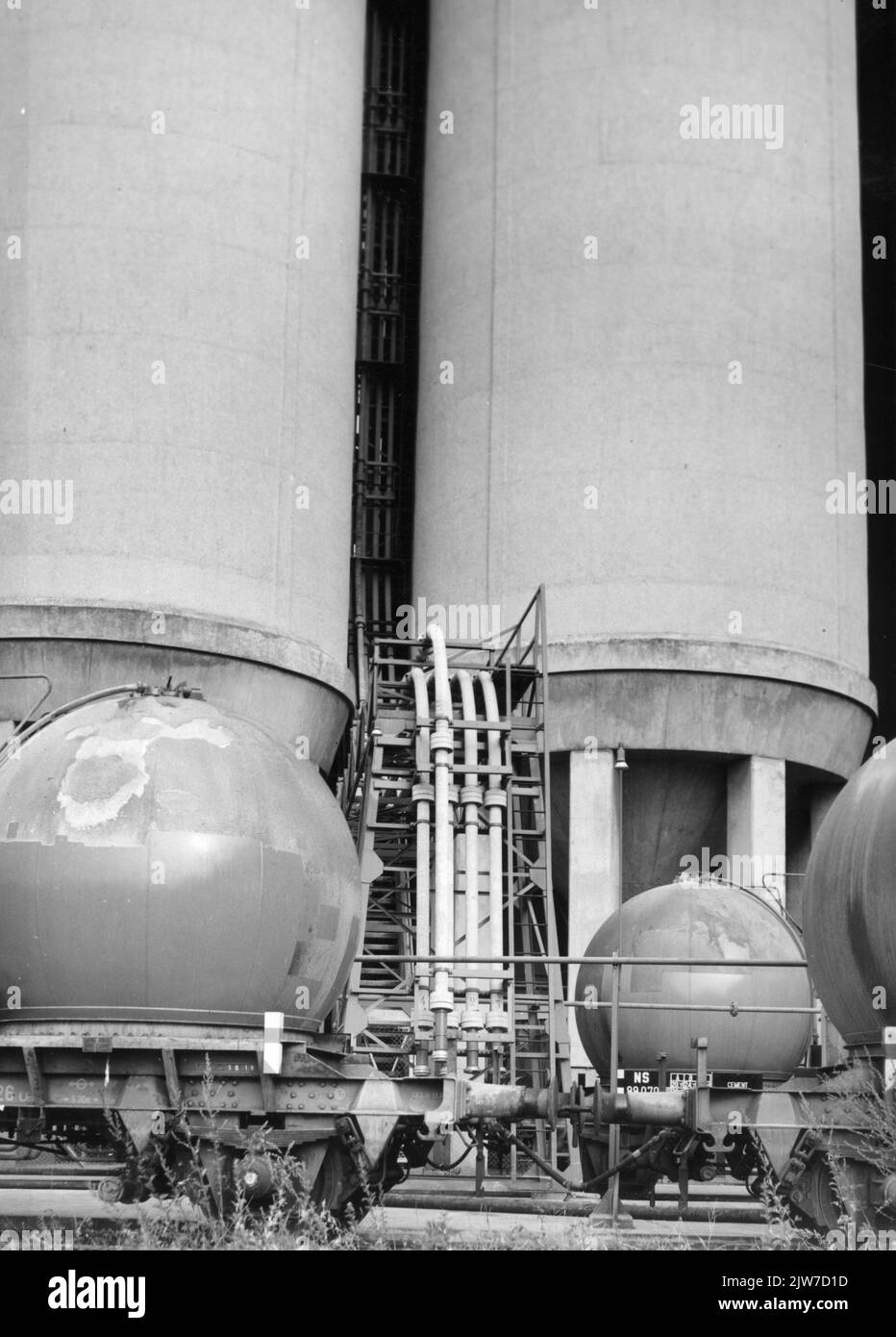 Image of Silowagens from N.S. for the transport of cement to Eternit BV ...