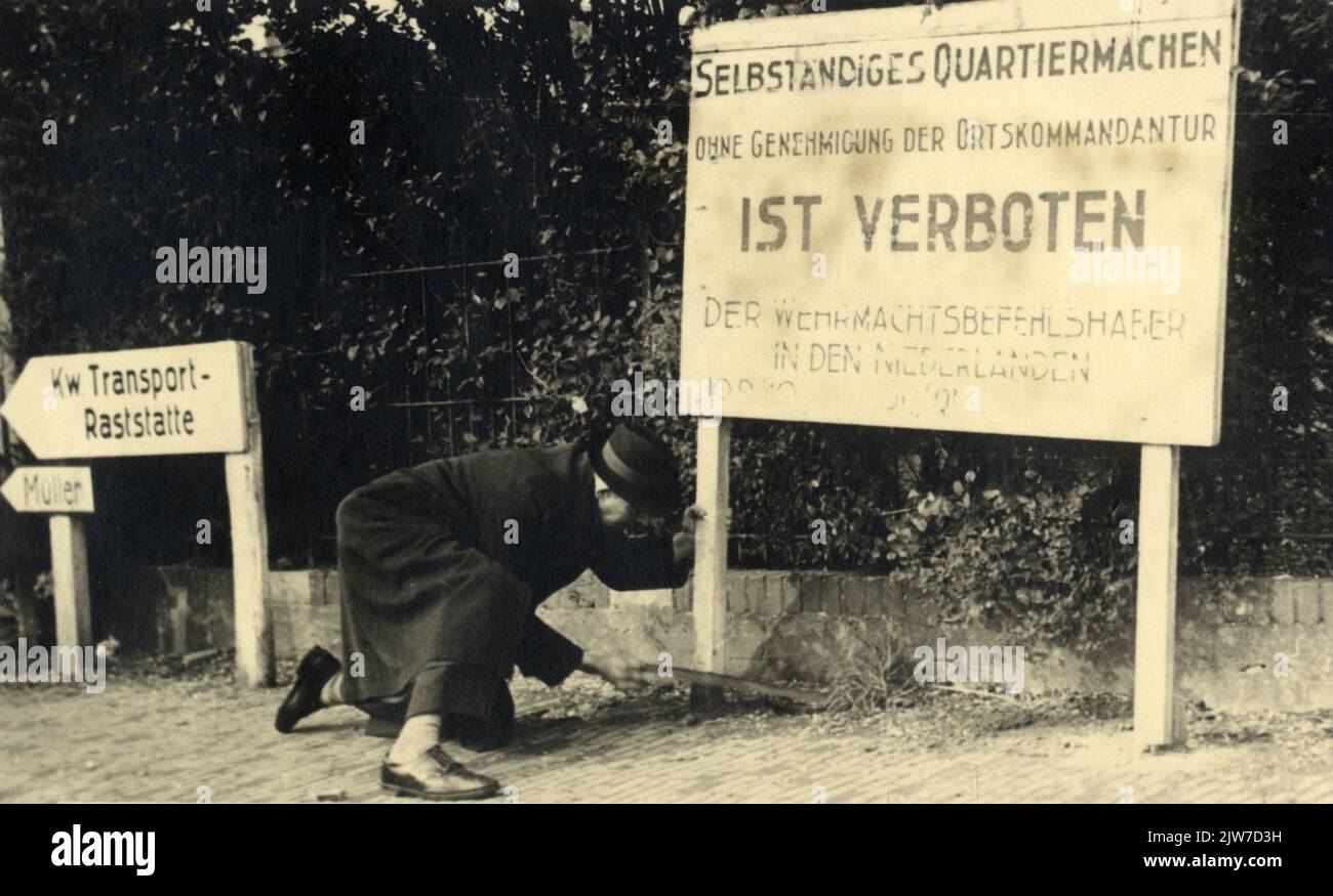 Image of a man who transforms the German -speaking board 'Selbständiges ...