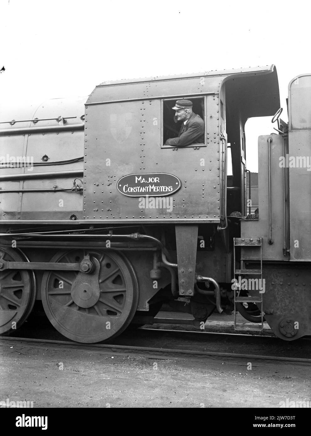 Image of operator in the Machinist House of Steam Locomotive No. 5009 ...