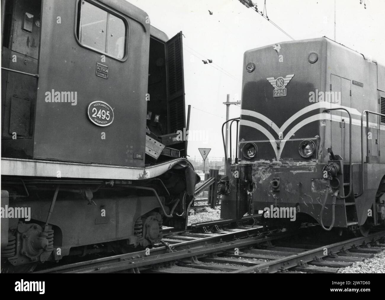 Image of the Diesel-Electric locomotive No. 2495 (left, series 2400/2500) of the N.S. and the ...