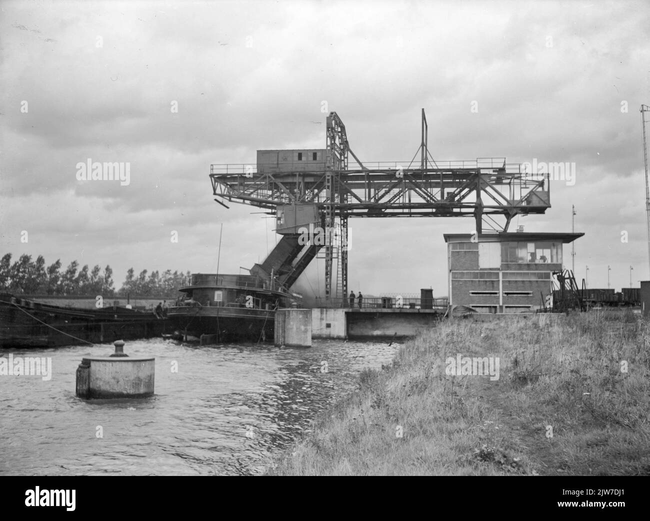 Transhipment barge Black and White Stock Photos & Images - Alamy
