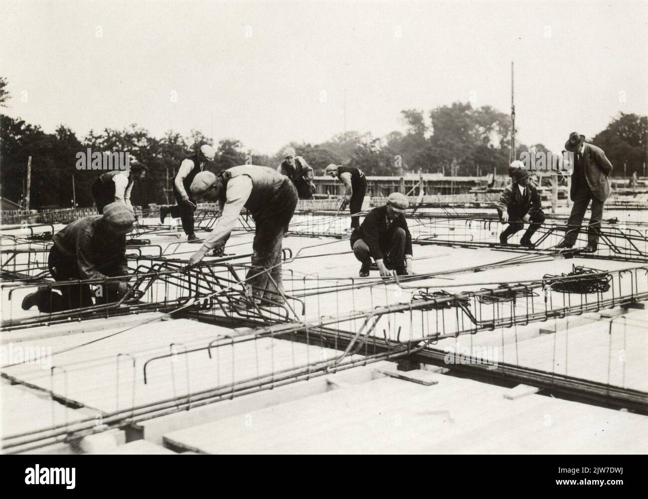 Image of the work during the construction of a material shed on the ...