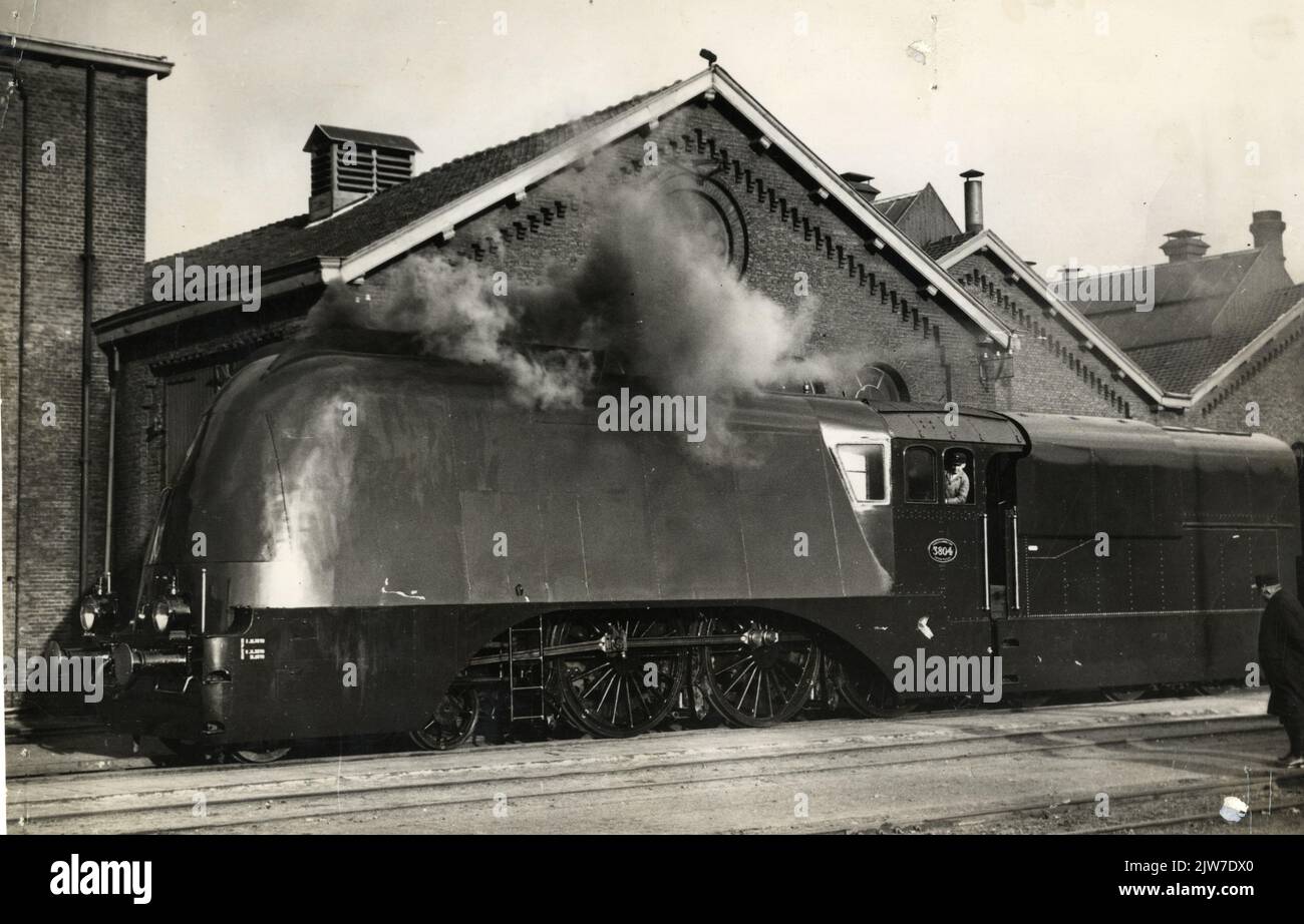 Image of the steam locomotive No. 3804 (series 3700/3800) of the N.S. With streamlining at the ...