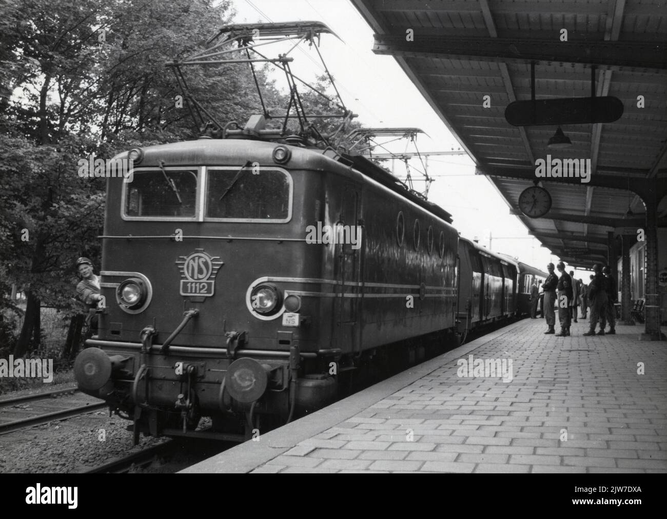 Image of disconnecting the electric locomotive No. 1112 (series 1100 ...