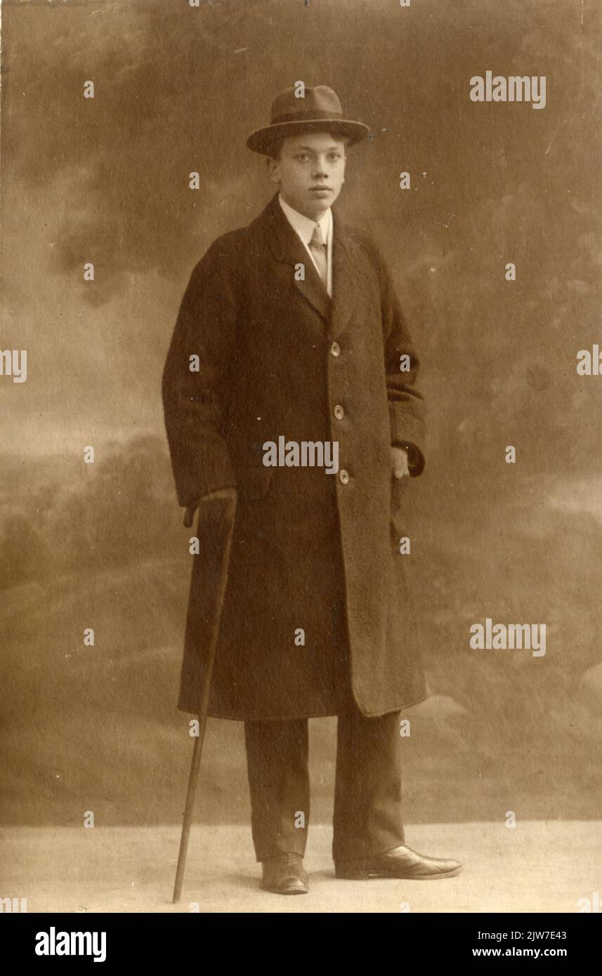 Portrait of Nicolaas Hartvelt (Utrecht, 16-12-1898-), photographed on ...
