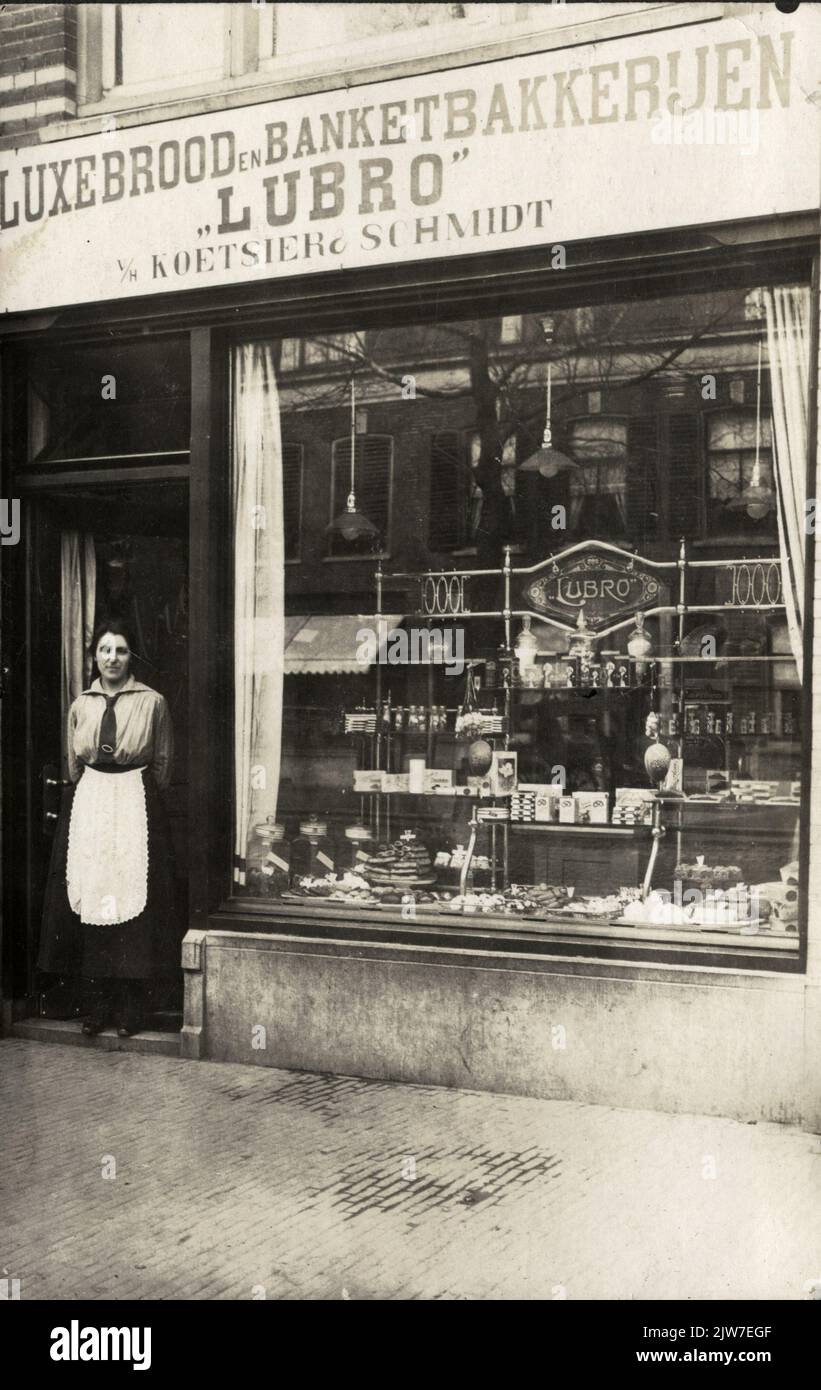 View of the shop of store no. 5 of the "Lubro Brood- en ...