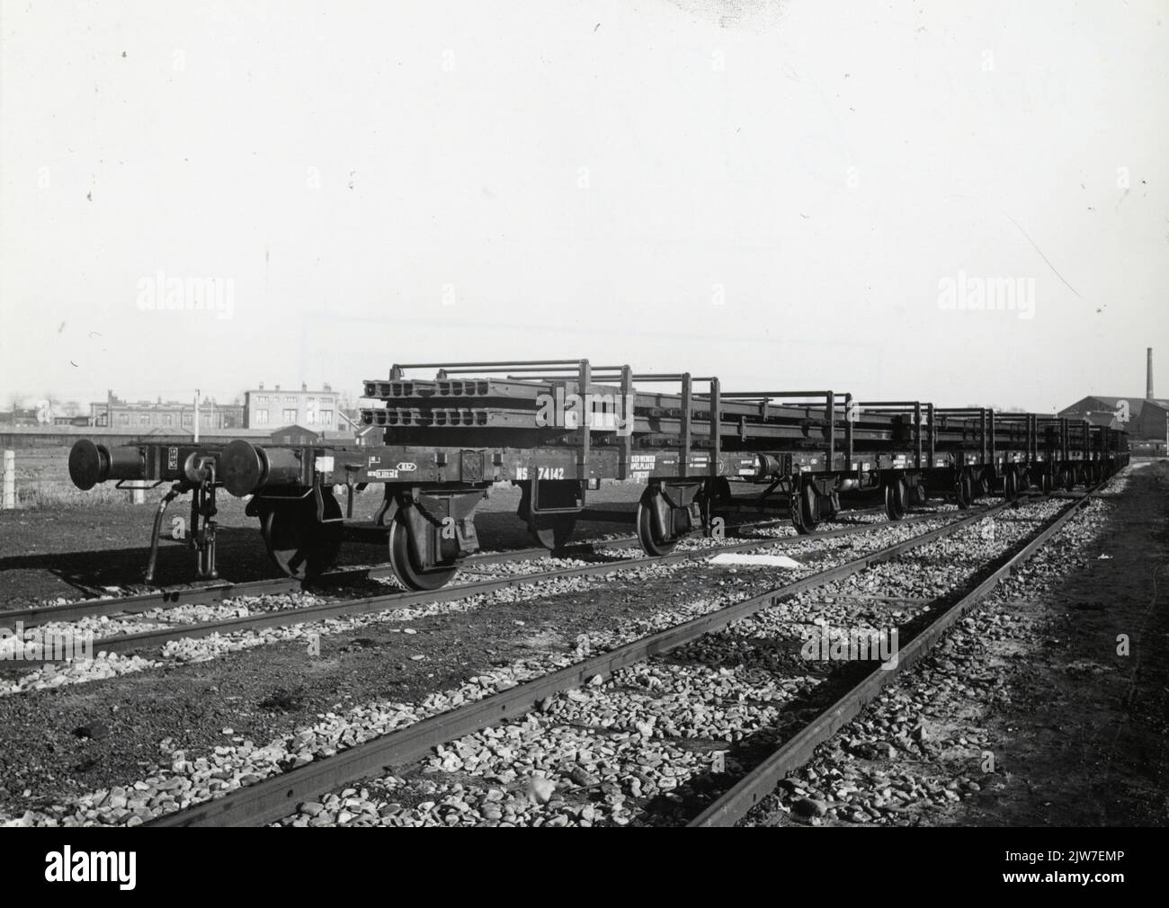 Image of the transport of long -welded rails on flat cars (Rongenwagens ...