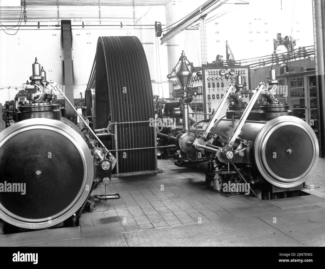 Interior of the central workshop of the N.S. in Haarlem: Machine room ...