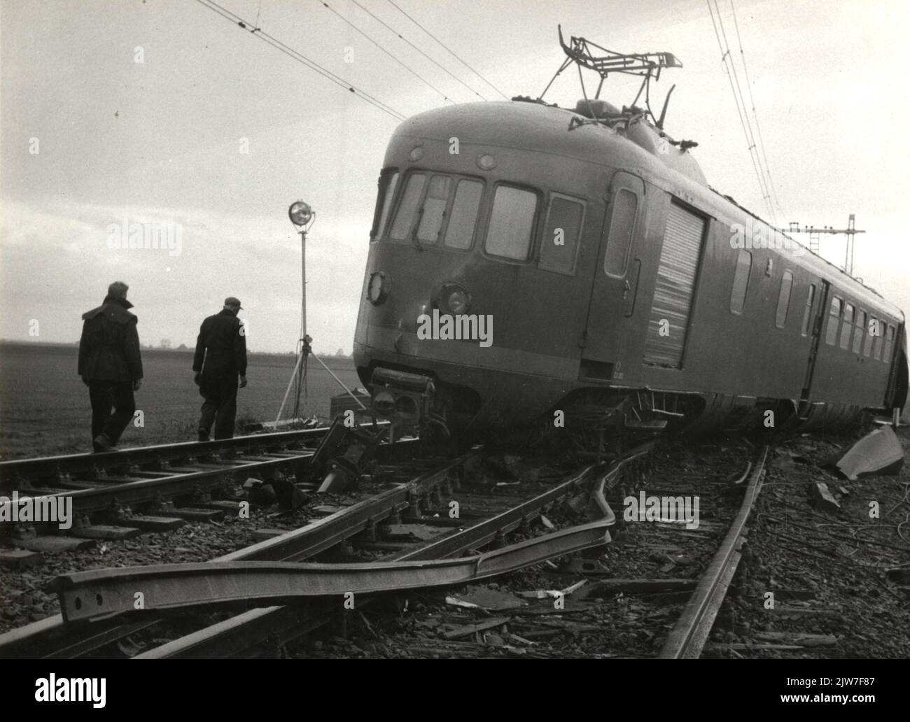 Image of the CDK container of the derailed electric train set no. 302 ...