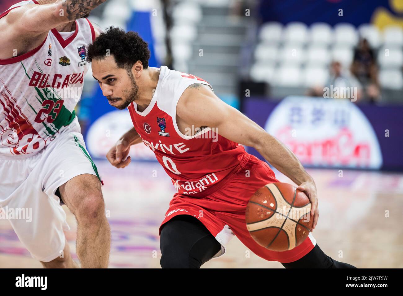 Shane Larkin of Turkey drives to the basket Stock Photo - Alamy