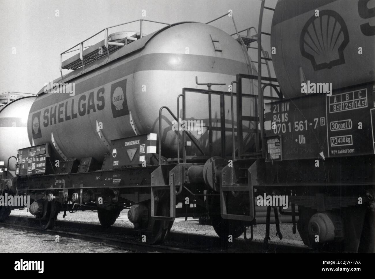 Railroad tank cars loading facility hi-res stock photography and images ...