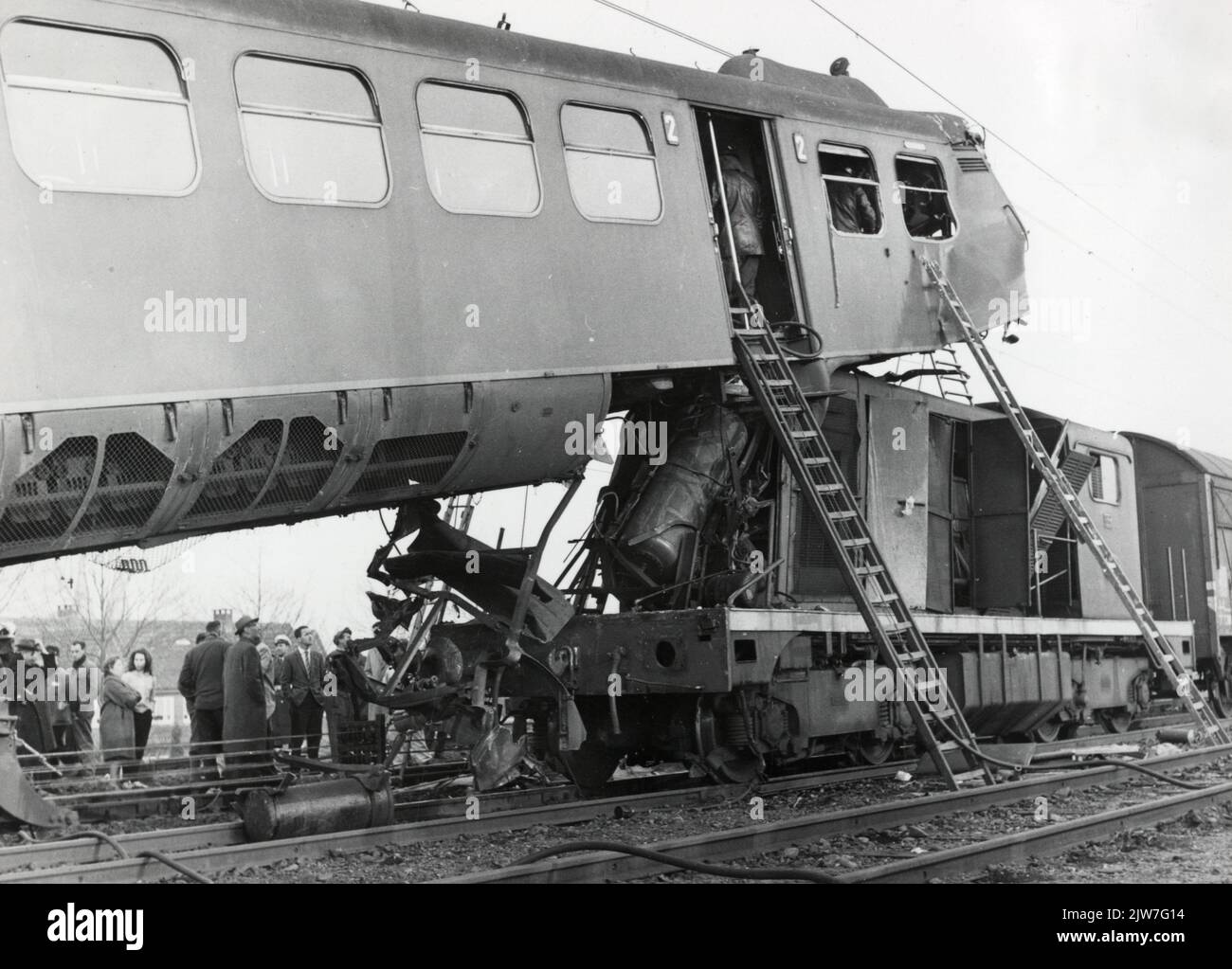 Image of the frontal collision between the electric train set no. 233 (Plan C, Mat. 1946) and ...