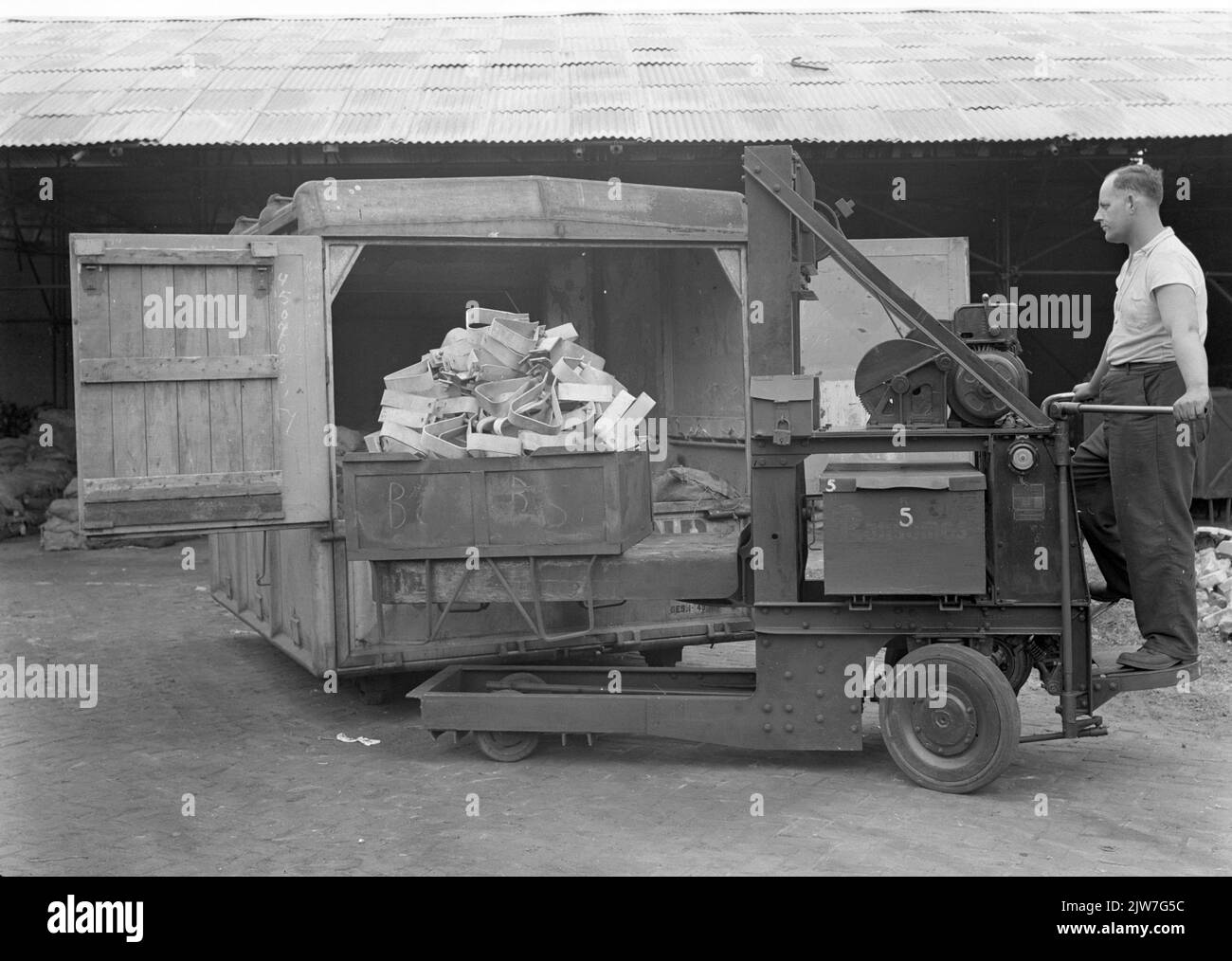 Image of the loading of a car loading box with hardware in Helmond ...