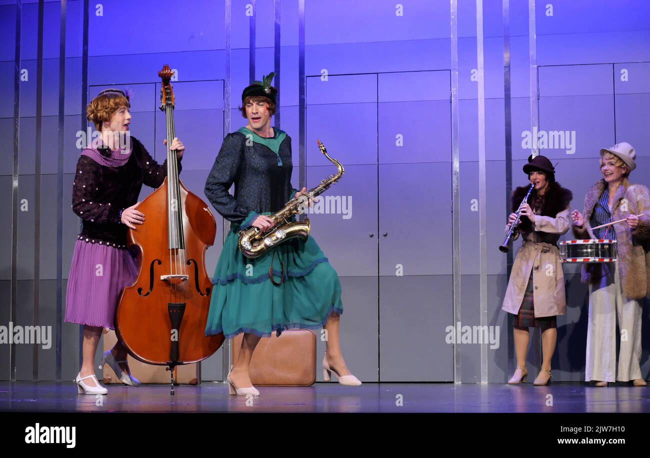 Berlin, Germany. 31st Aug, 2022. Actors Arne Stephan (Josephine, Joe ...
