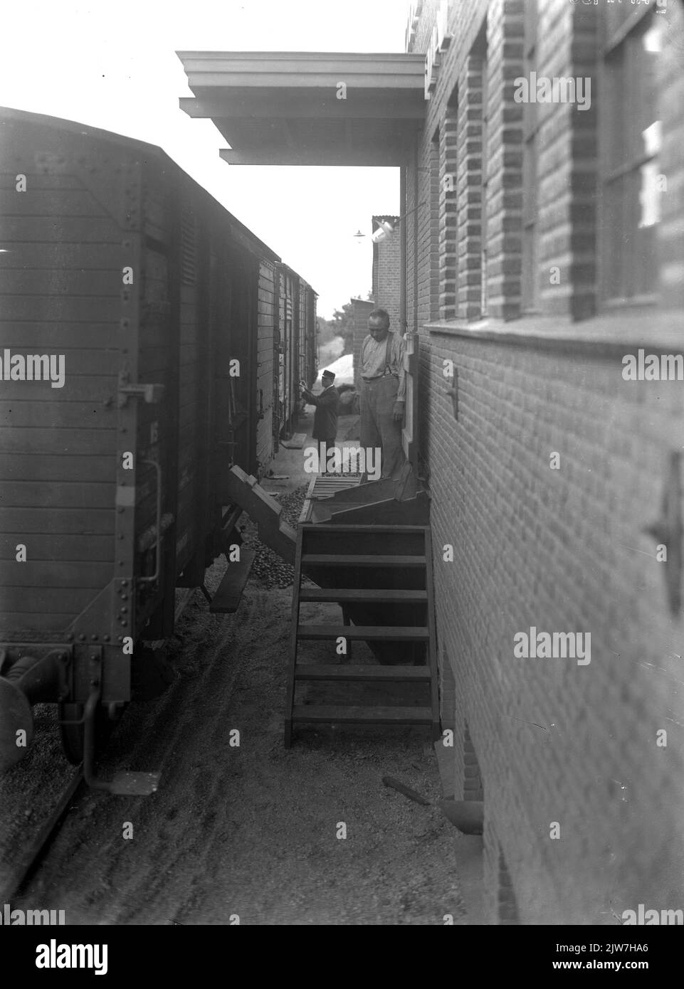Image of the overloading of grain at the building of the cooperative ...