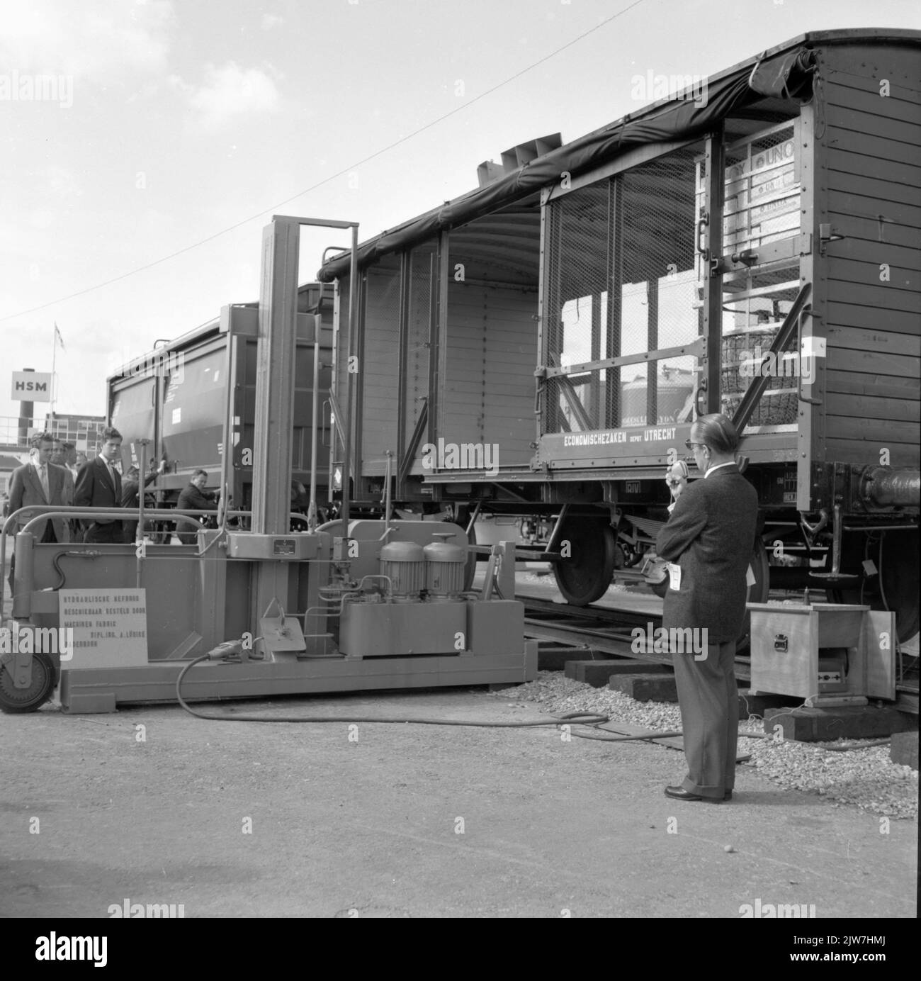 Image of the demonstration of the loading of a freight wagon (the "mesh ...