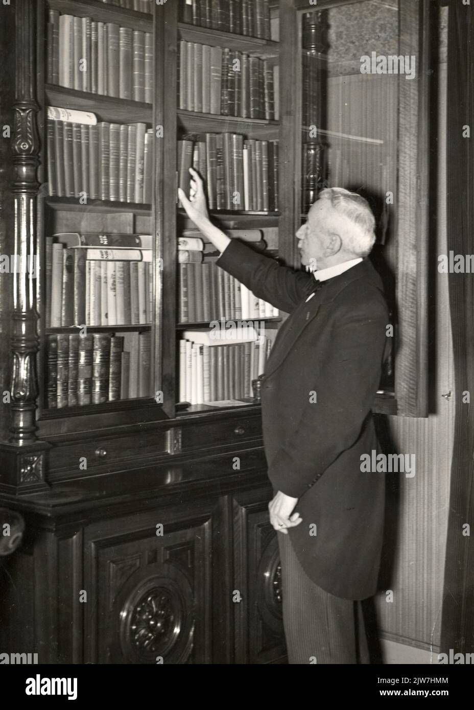 Portrait of prof.dr. J. de Vries, born 1858, professor in mathematics ...
