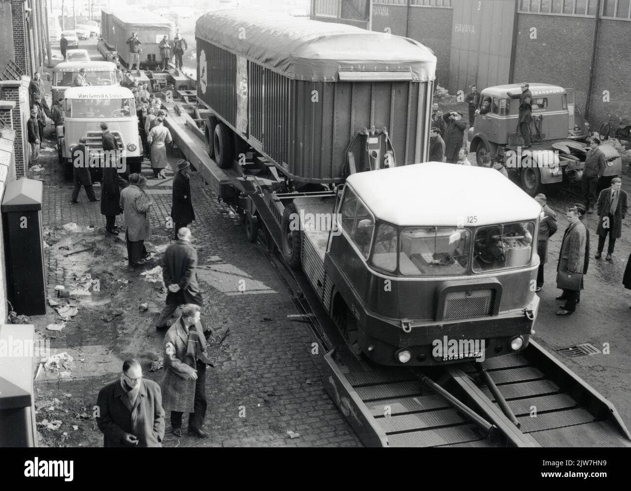 Image of placing truck trucks on rail trucks (so-called Kangourou ...