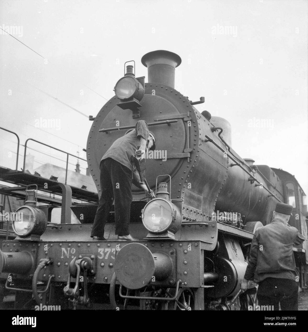 Image of work on the steam locomotive No. 3737 (series 3701-3815) of ...