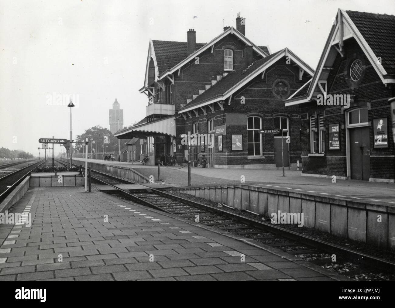 View of the platform side of the N.S. station Leerdam in Leerdam Stock ...