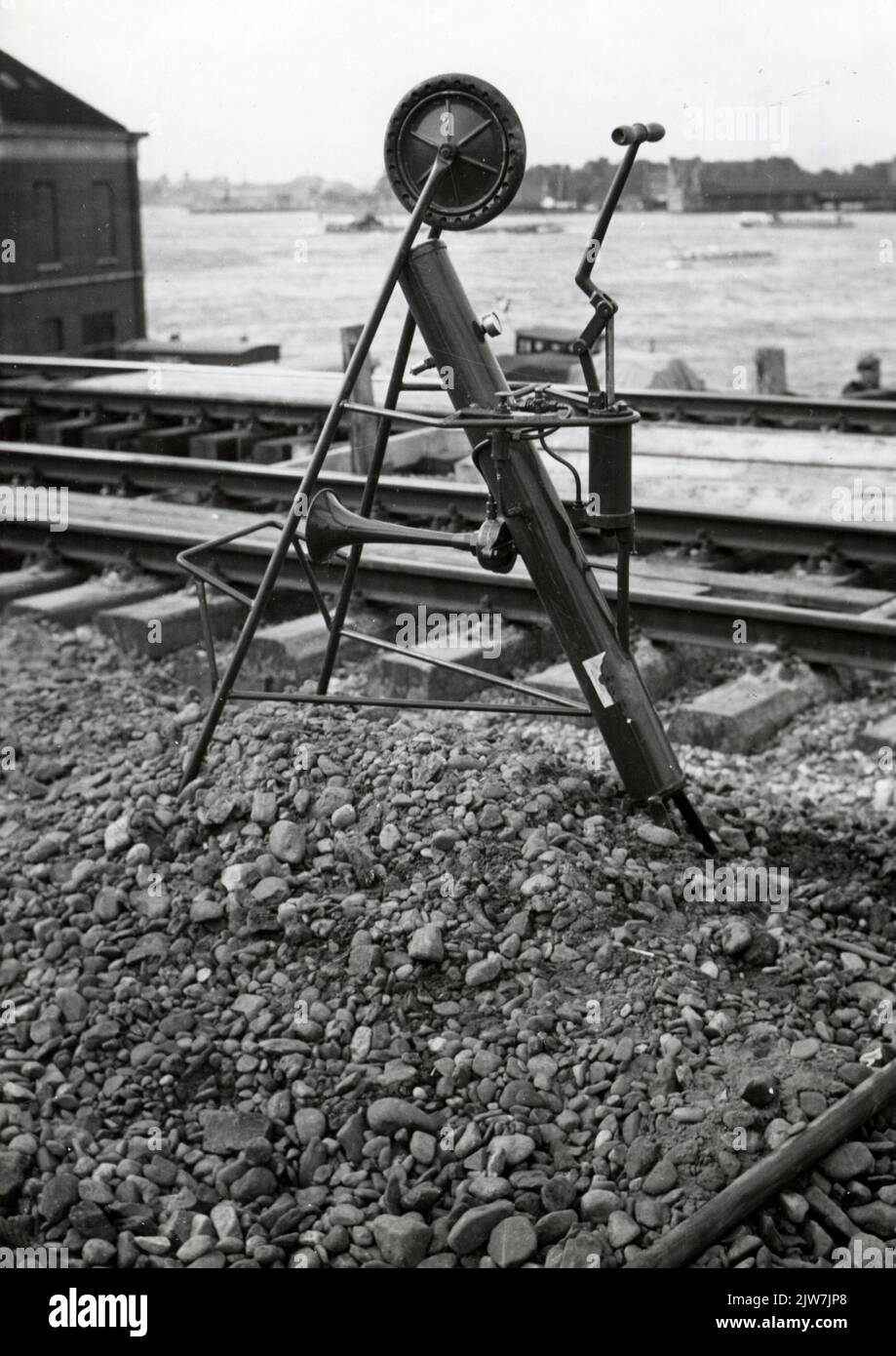 Image of a signal horn (French model) of the N.S. For warning road ...