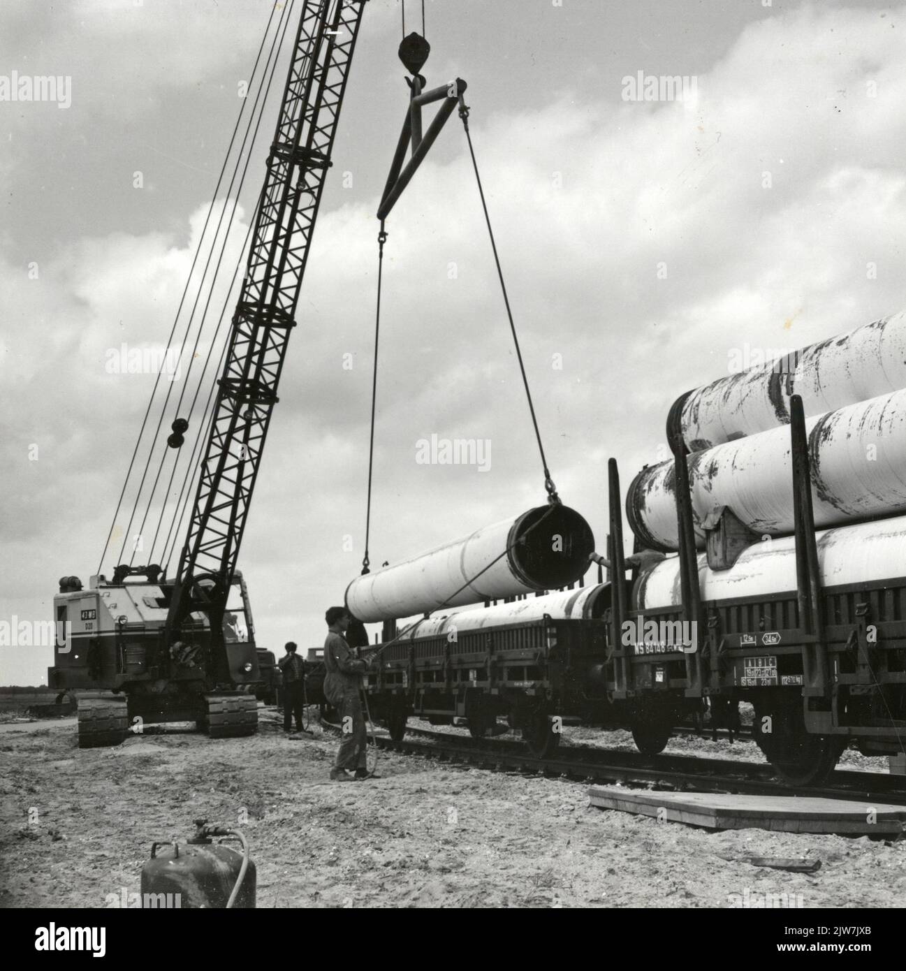 Image of the overloading of gas tubes in Tiel for the construction of ...