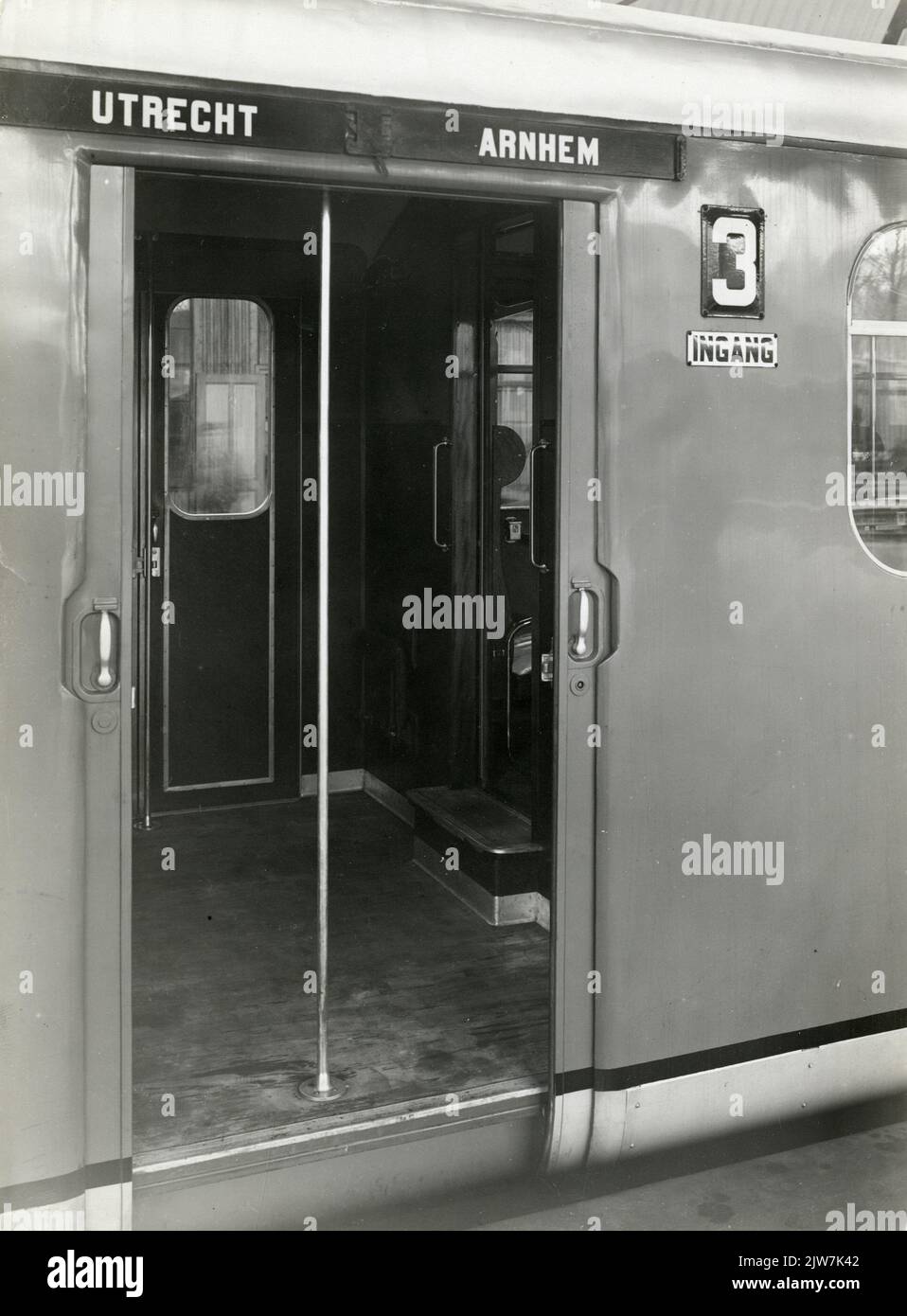 Image of the entrance with sliding doors of a diesel-electrical train ...