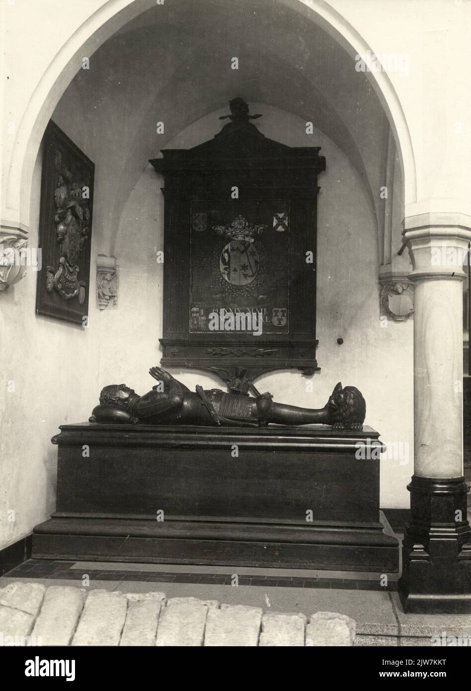 Tomb of knight hi-res stock photography and images - Alamy