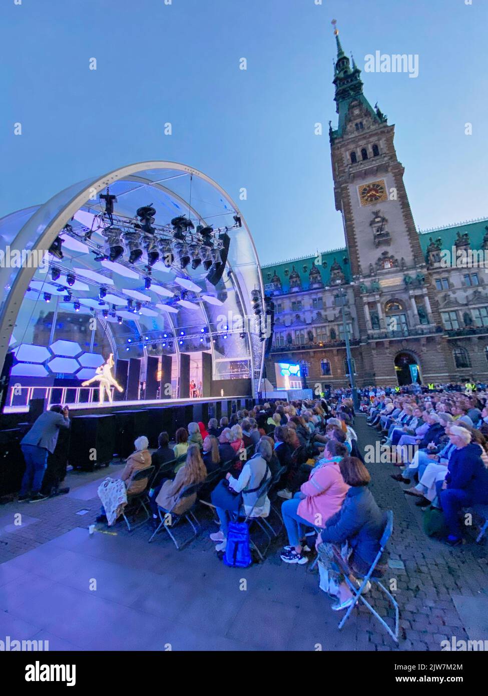 Hamburg, Germany. 03rd Sep, 2022. Dancers stand on the open-air stage ...