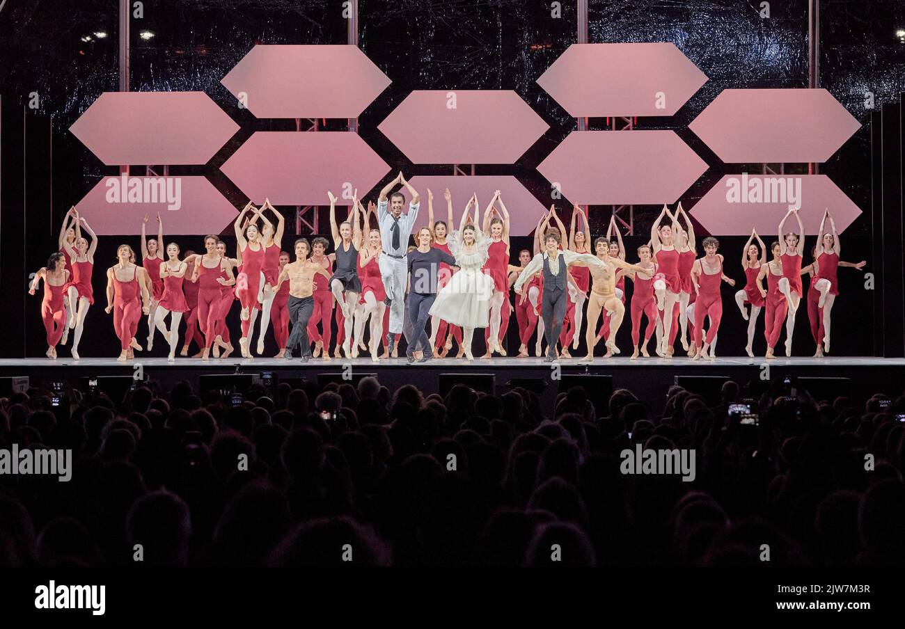 Hamburg, Germany. 03rd Sep, 2022. Dancers stand on the open-air stage ...