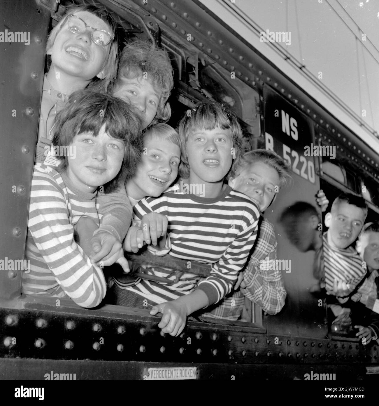 Image of Groningen children who hang out the window of the holiday ...