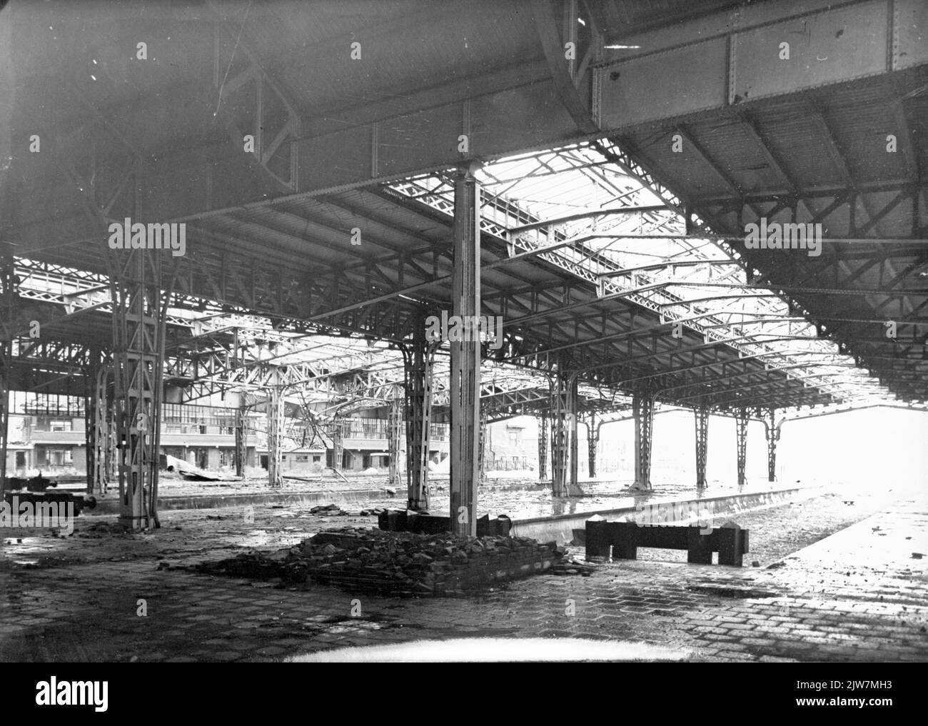 View of the platforms and platform hood of the N.S. station ...