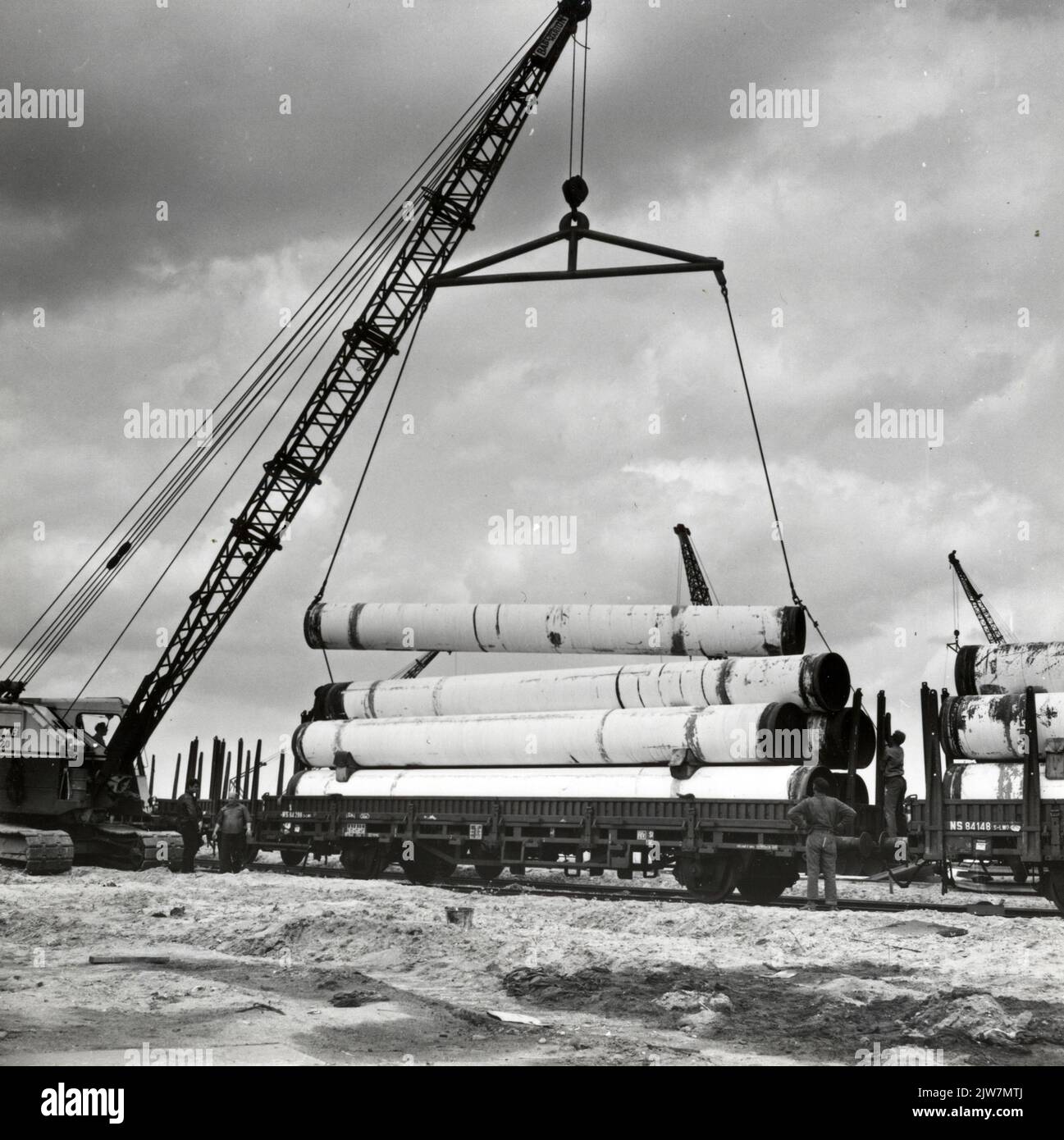 Image of the overloading of gas tubes in Tiel for the construction of ...