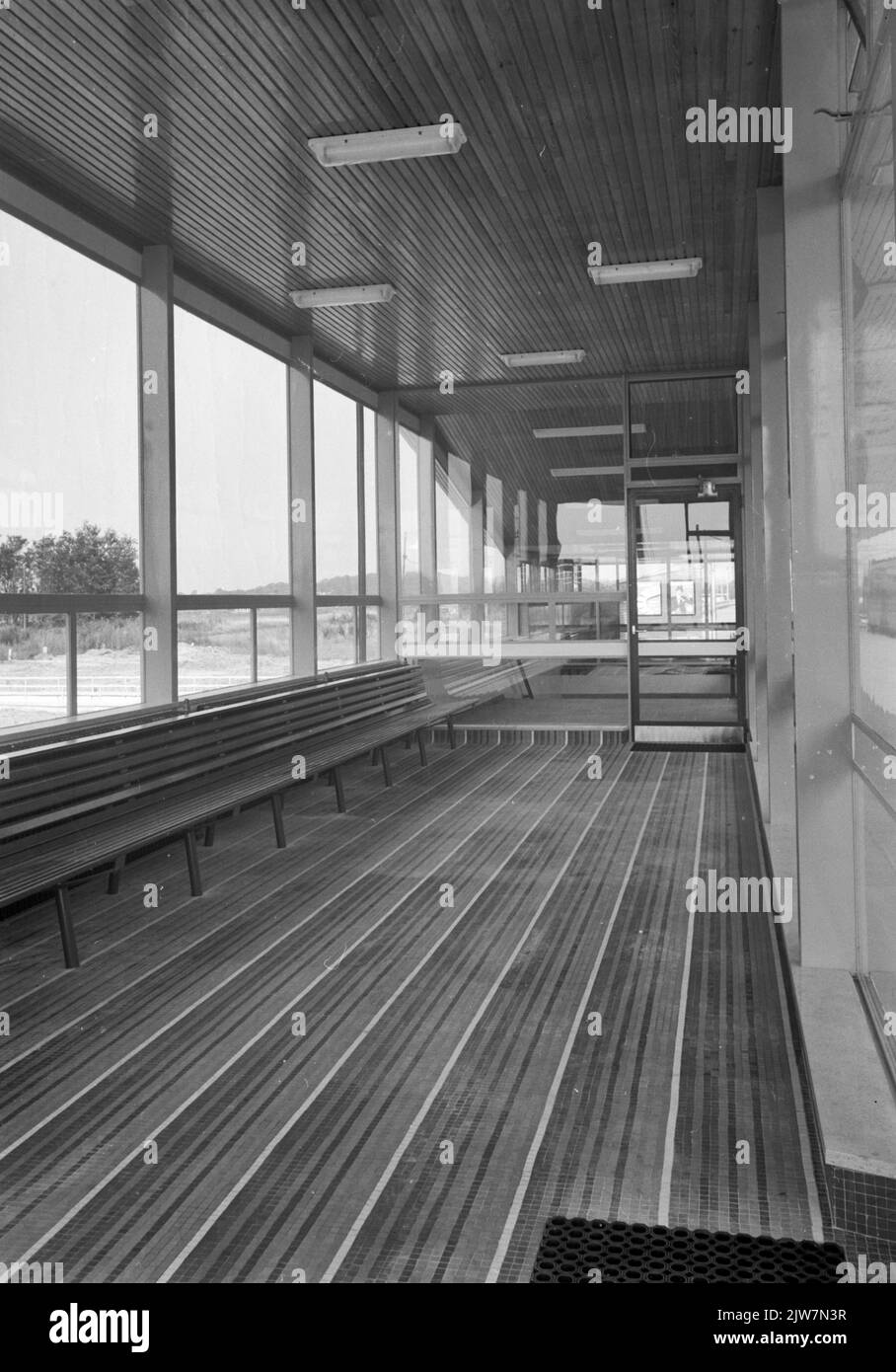Interior of the waiting room on the second platform of the N.S. station ...