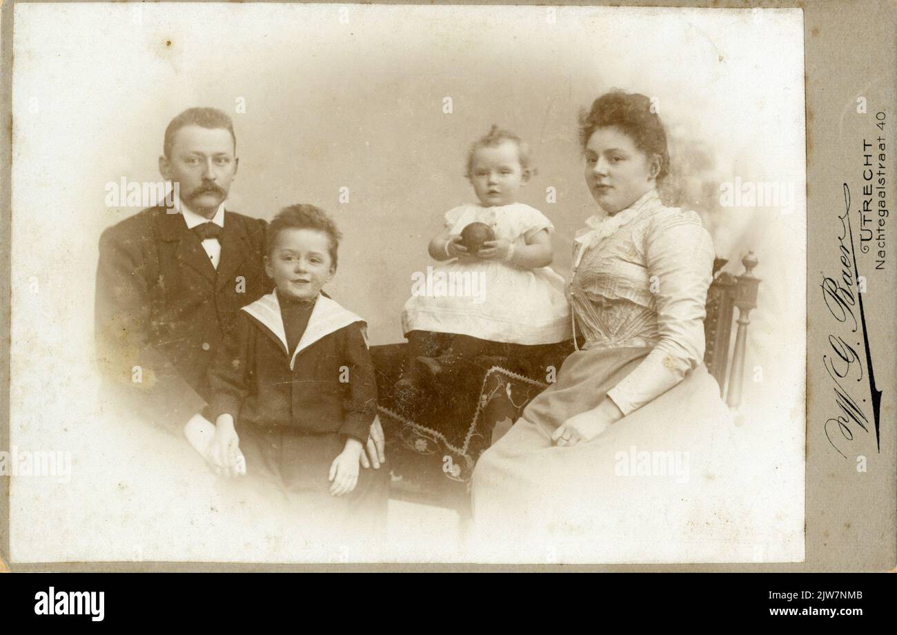 Portrait of the Wagenaar-Brouwer family, with from left to right ...