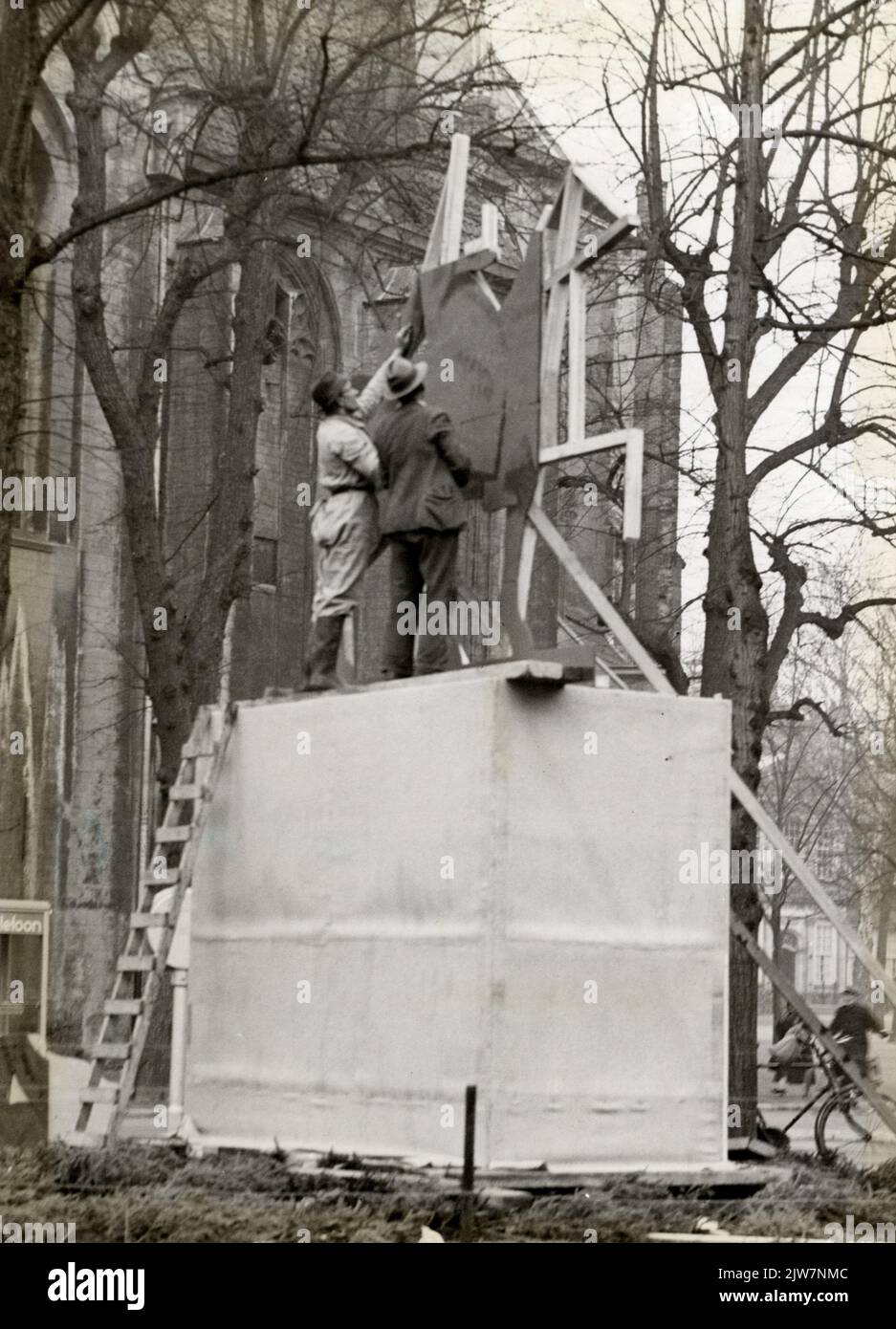 View of the Janskerkhof in Utrecht while drawing up a wooden crate ...