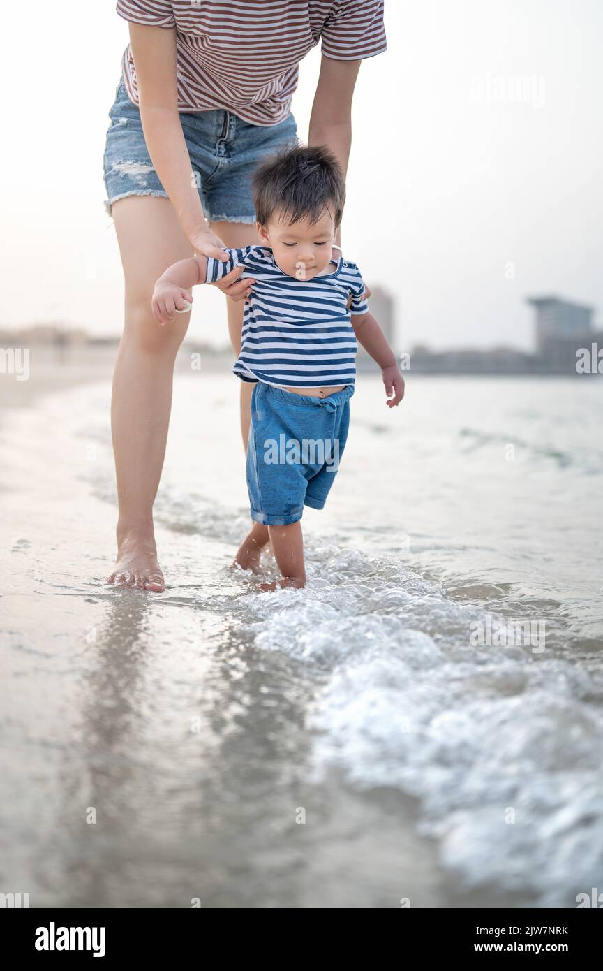 Infant first steps hi-res stock photography and images - Alamy