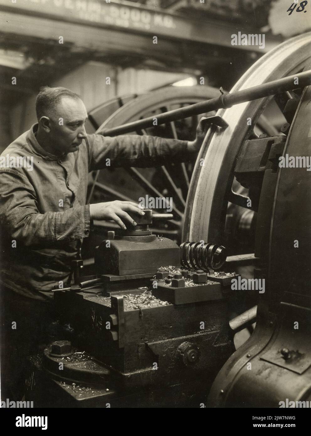 Image of a wheel turner in the Wielendraaierij of the central workshop ...