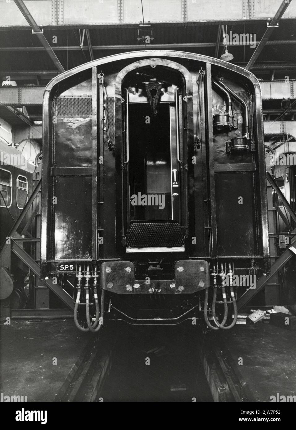 Image of one of the head walls of the C car of an electric train set ...