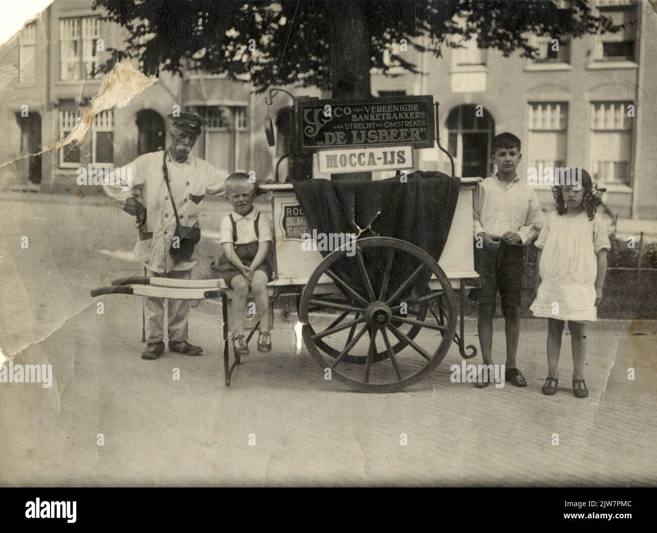 Image of IJscoman de Haan with his ice cream cowagen "De polar bear" of ...