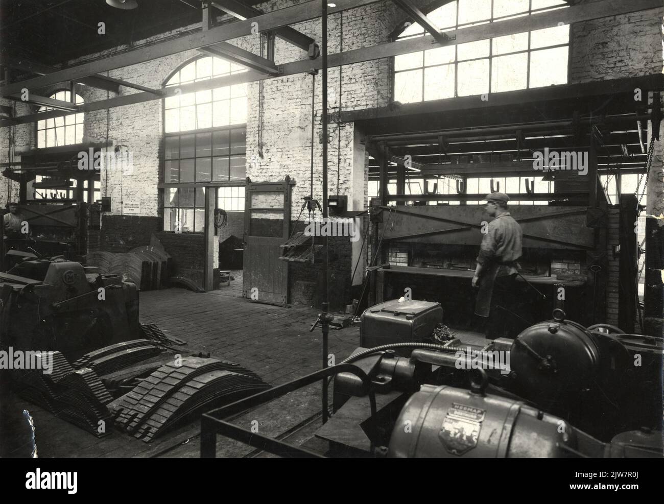 Interior of the central workshop of the N.S. in Tilburg: Verensmederij ...