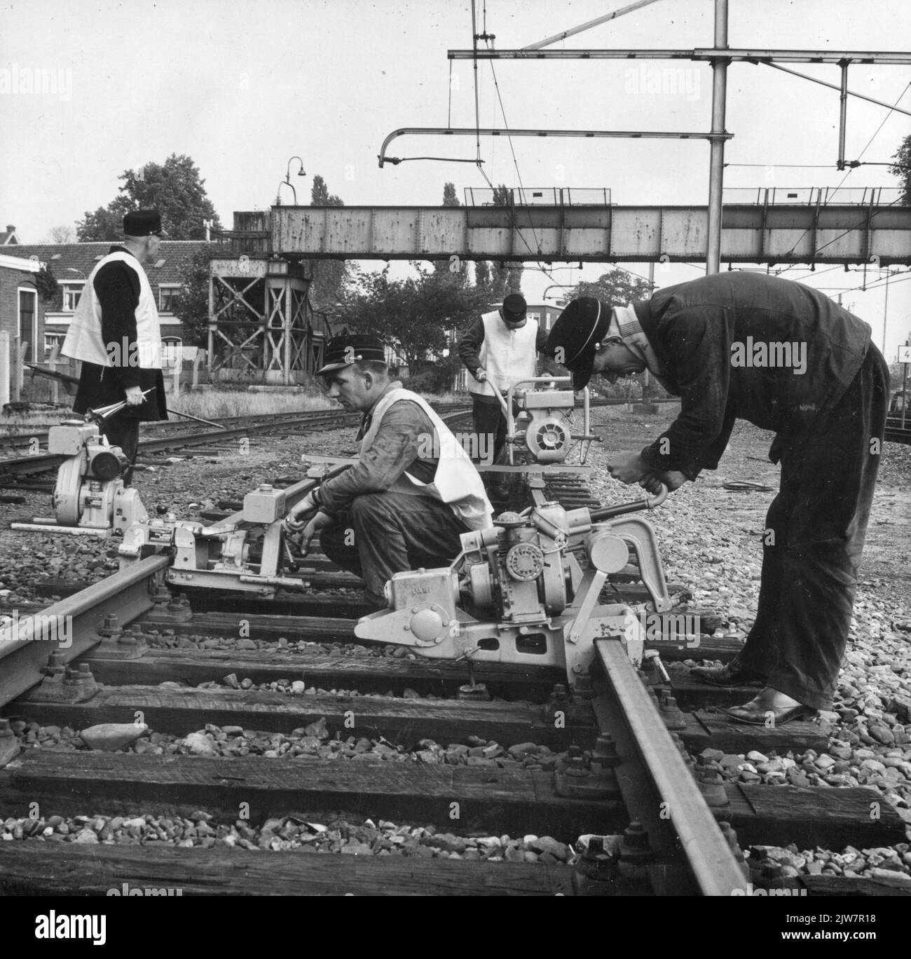 Image of some road workers of the N.S. During work on the railway line ...