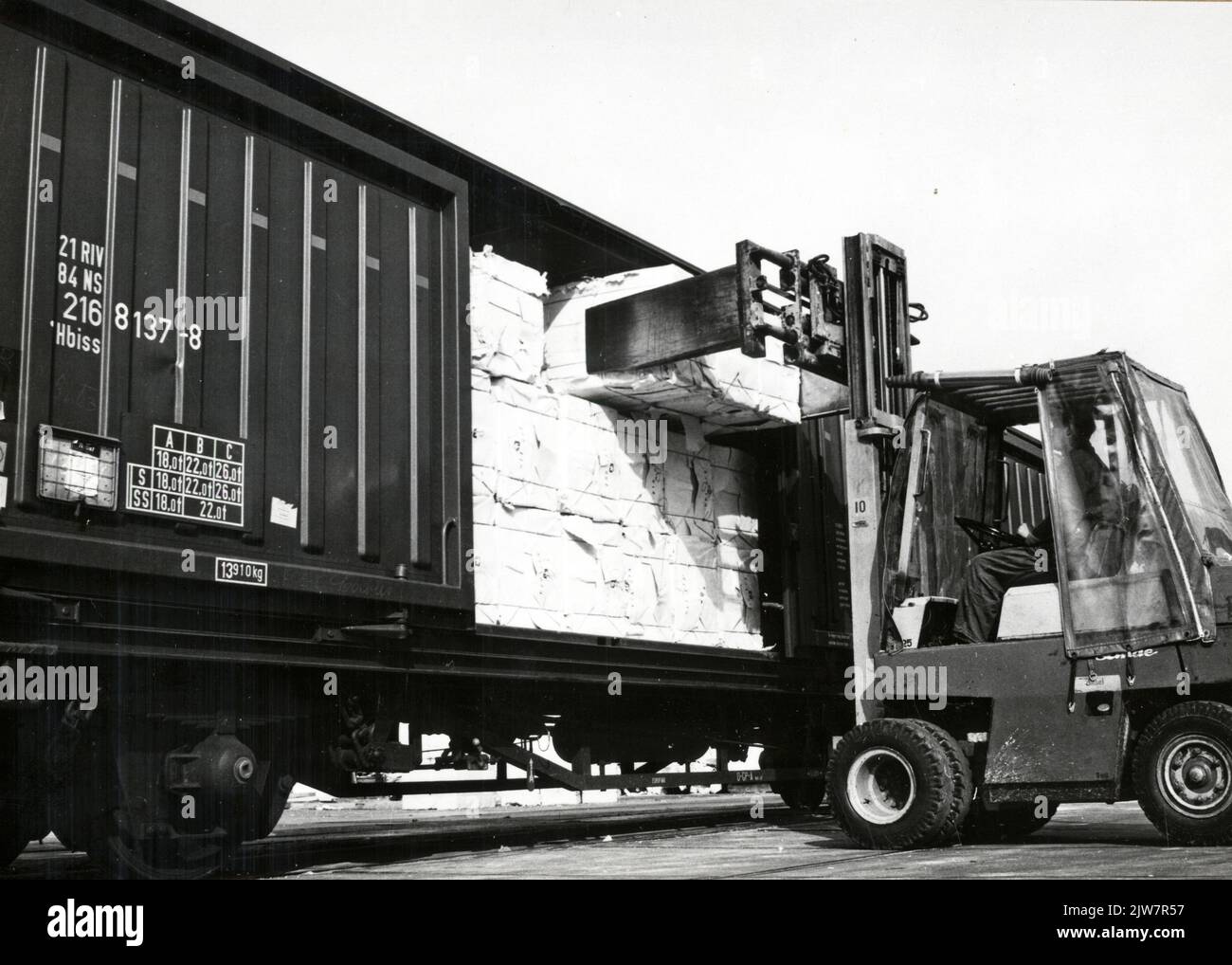 Image of the loading of freight wagons (sliding wall truck) Type Hbiss ...